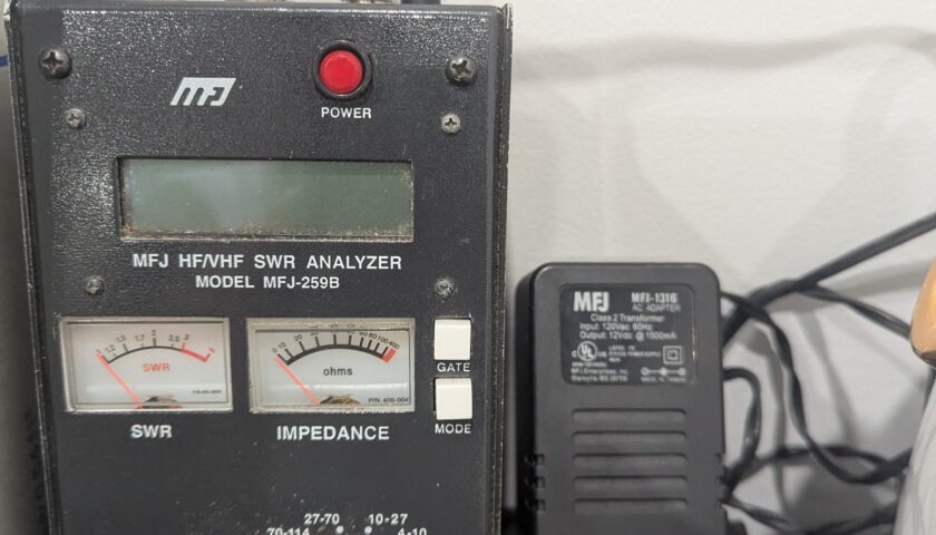 MFJ 259B Antenna Analyzer – SWR – Frequency Counter - Hamshack